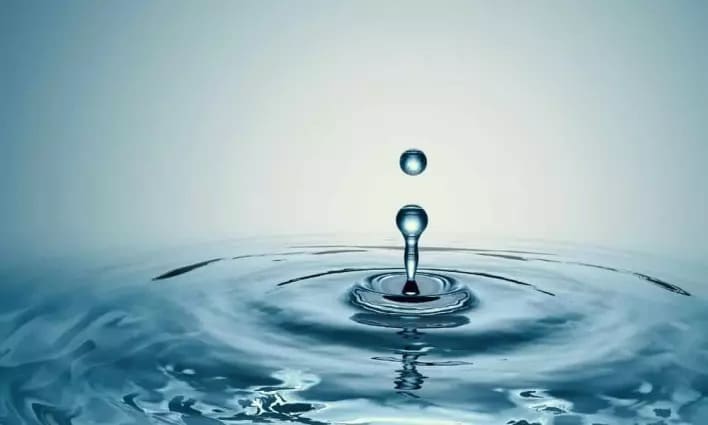 Cómo se conduce la electricidad a través de los líquidos